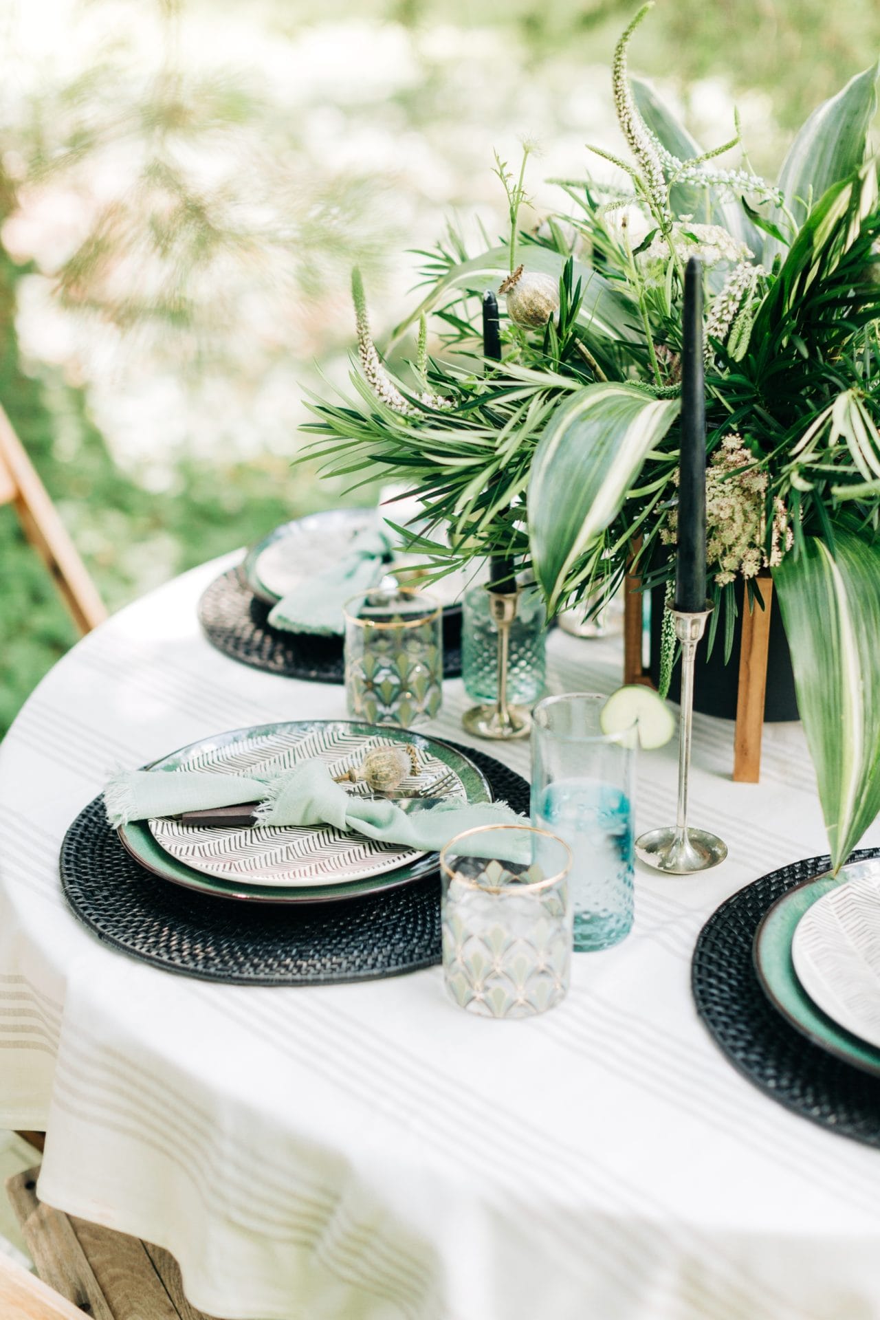 A MINTY MODERN TABLE SETTING | Pretty Together