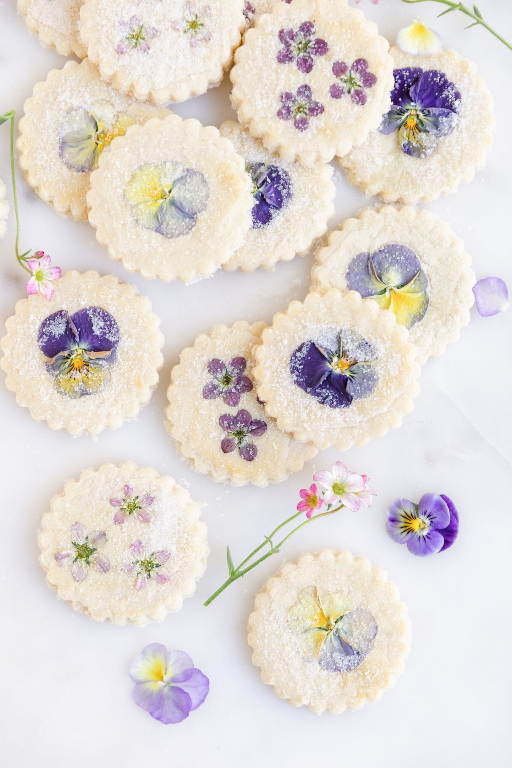 best-shortbread-cookies-topped-with-edible-flowers-spring-cookie ...