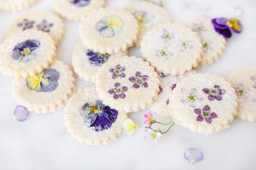 Shortbread Cookies With Edible Flowers | Pretty Together