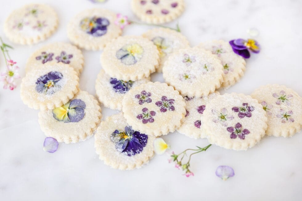 Shortbread Cookies With Edible Flowers | Pretty Together